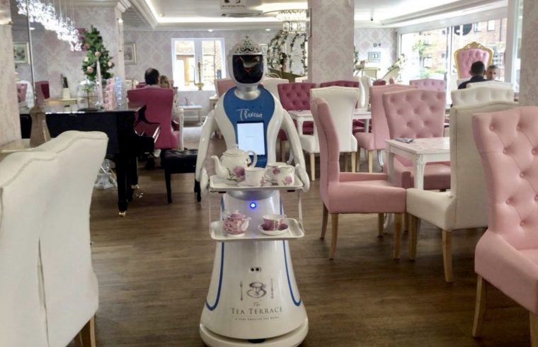 Robot Waitress First in UK to Serve Customers - friendly chat | YNUKtv