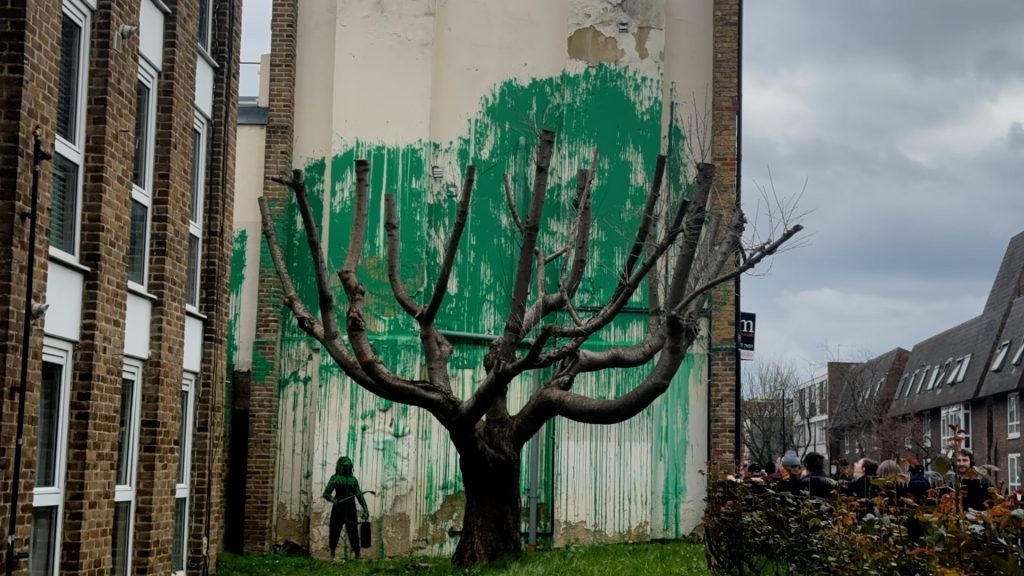Banksy adorns bare tree with green leaves | YNUKtv